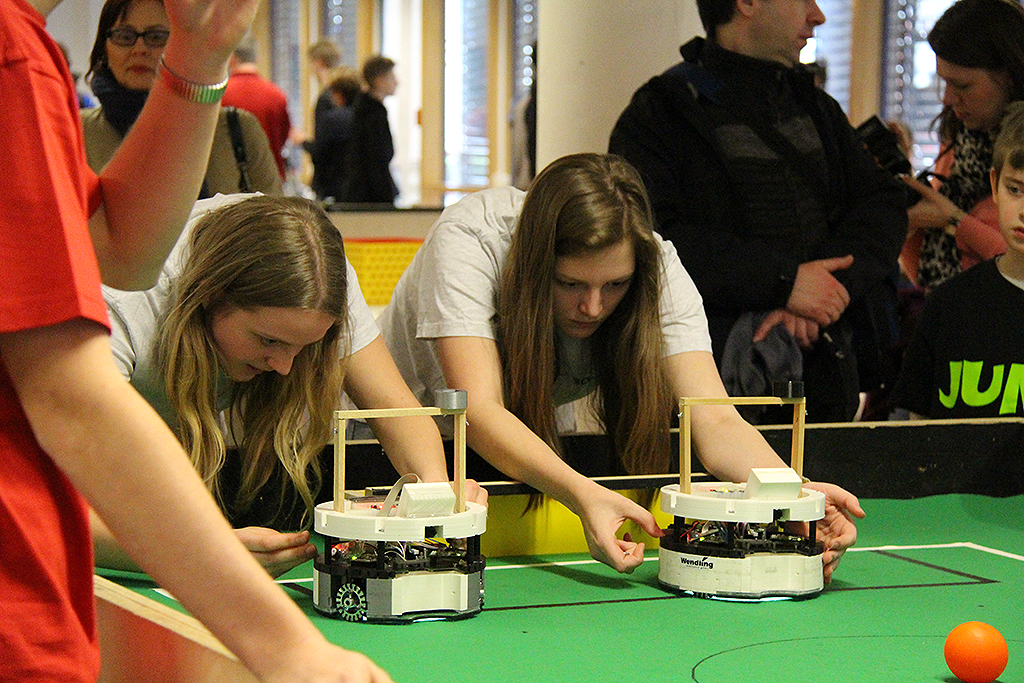 Robocup Junior zu Gast in der H-BRS: Roboter auf dem Weg zur ...
