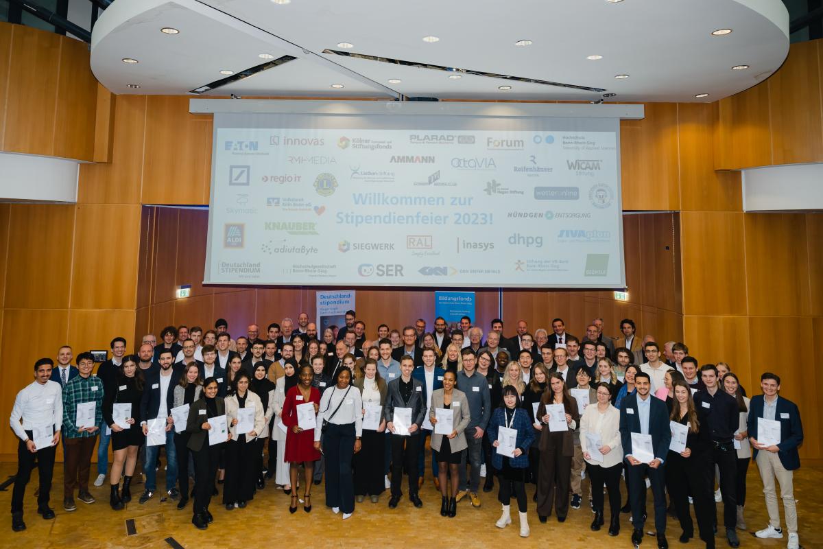 100 Studierende der Hochschule Bonn-Rhein-Sieg mit ...